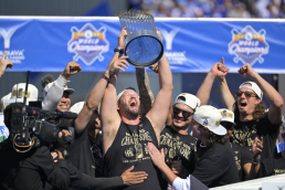 36년만의 다저스 우승 퍼레이드에 LA 들썩…오타니, 아내와 참석 - 미주 한국일보